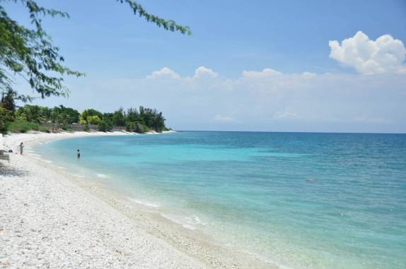 A linda praia de Obama, perto de Cabaret, antiga Duvalierville, no litoral central do Haiti