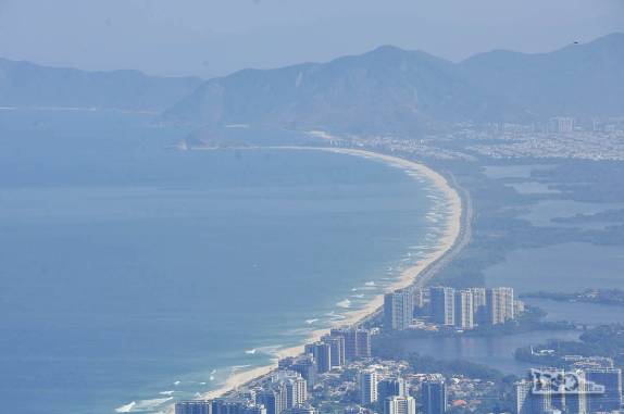 A longa praia da Barra vista da Trilha da Pedra da Gavea, no Parque ...