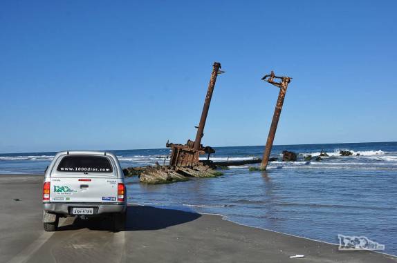 Ao sul de Rio Grande, na Praia do Cassino, encontro com o navio ...