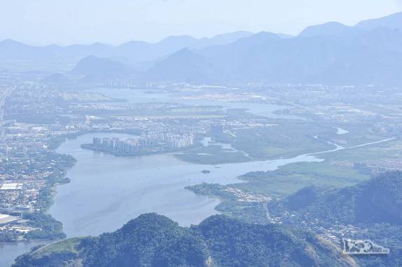As lagoas da Barra da Tijuca vistas do alto da Pedra da Gavea, no Rio ...