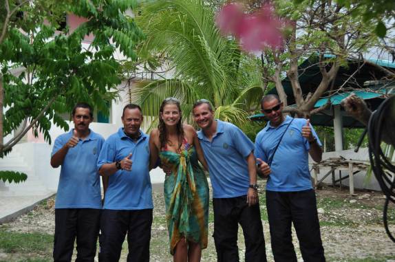 Confraternização com militares brasileiros da força de paz da ONU, na praia Obama, perto de ...