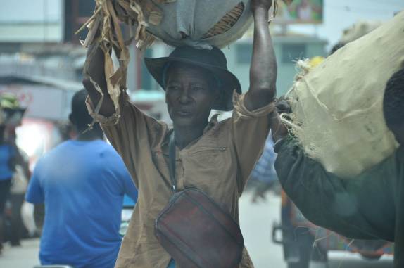 Detalhes de haitianos no mercado de Cabaret, antiga Duvalierville, ao norte de Port-au-Prince ...