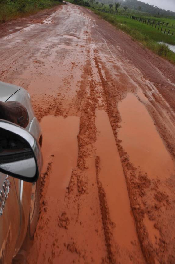 Muito barro na viagem entre Macapá e Oiapoque - AP