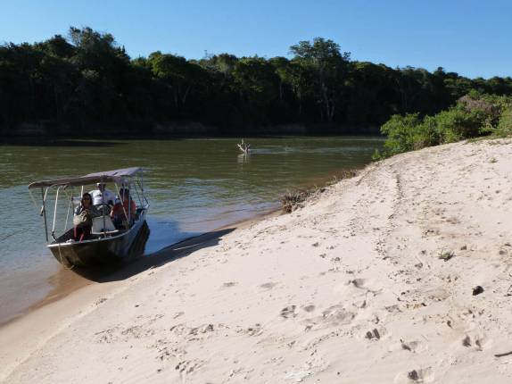 Rápida parada em praia no Rio Cuiabá, região de Porto Jofre, no final ...
