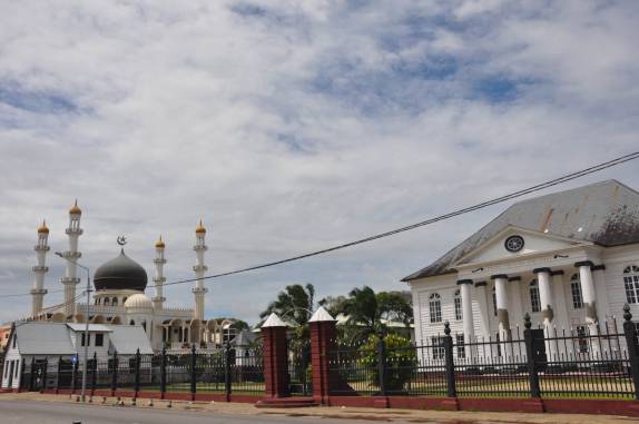 Sinagoga ao lado de mesquita, em Paramaribo, no Suriname
