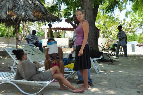 Tarde gostosa com amigos no hotel Obama, perto de Cabaret, antiga Duvalierville, no litoral ...