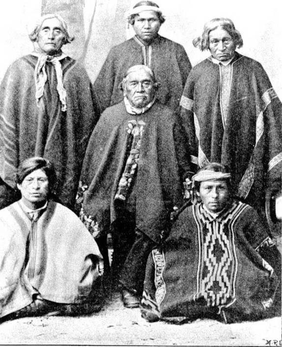 Um grupo de índios mapuche posa para foto ao final do século XIX ...