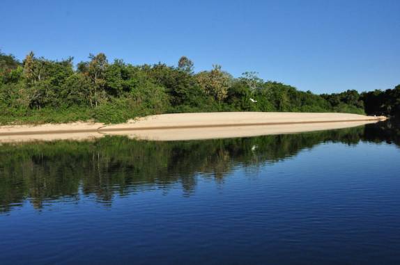Uma das muitas praias na orla do rio Cuiabá, região de Porto Jofre, no ...